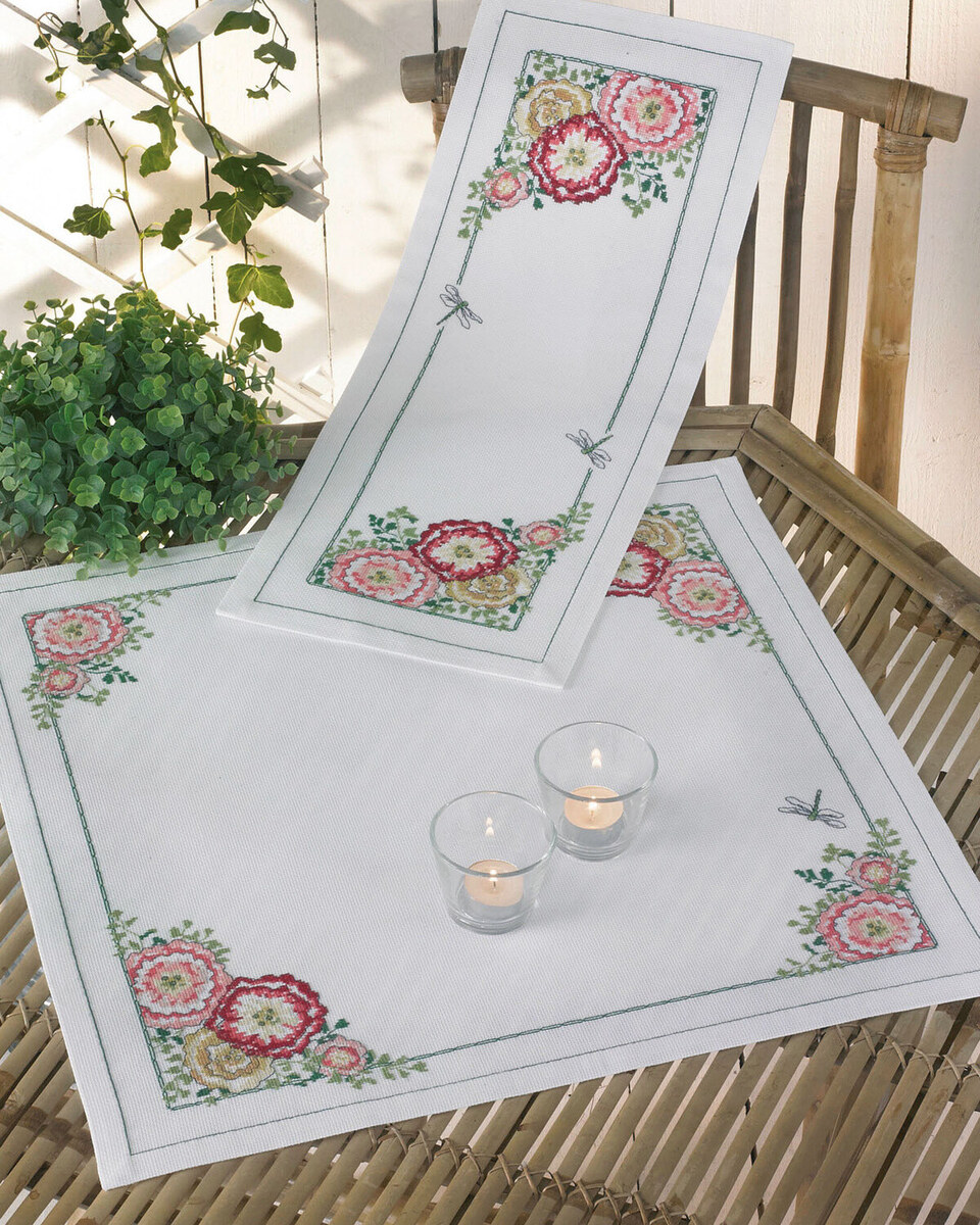 Stockrosor 24x62cm - Vackert broderisats. Köp här